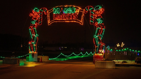 Six Flags Darien Lake hosting drive-thru holiday light experience